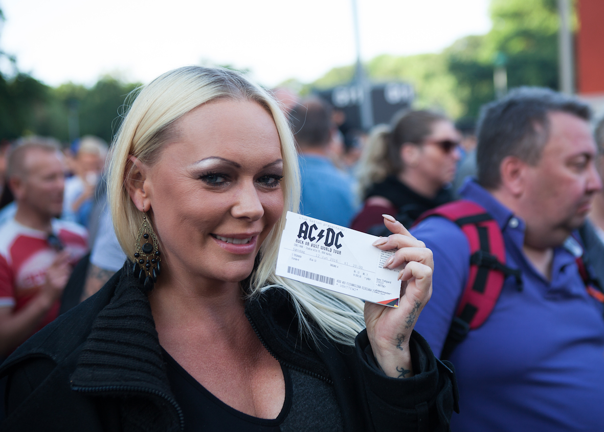 Storbarmede Susan K flasher sine perfekte babser i byen - Se billedet her