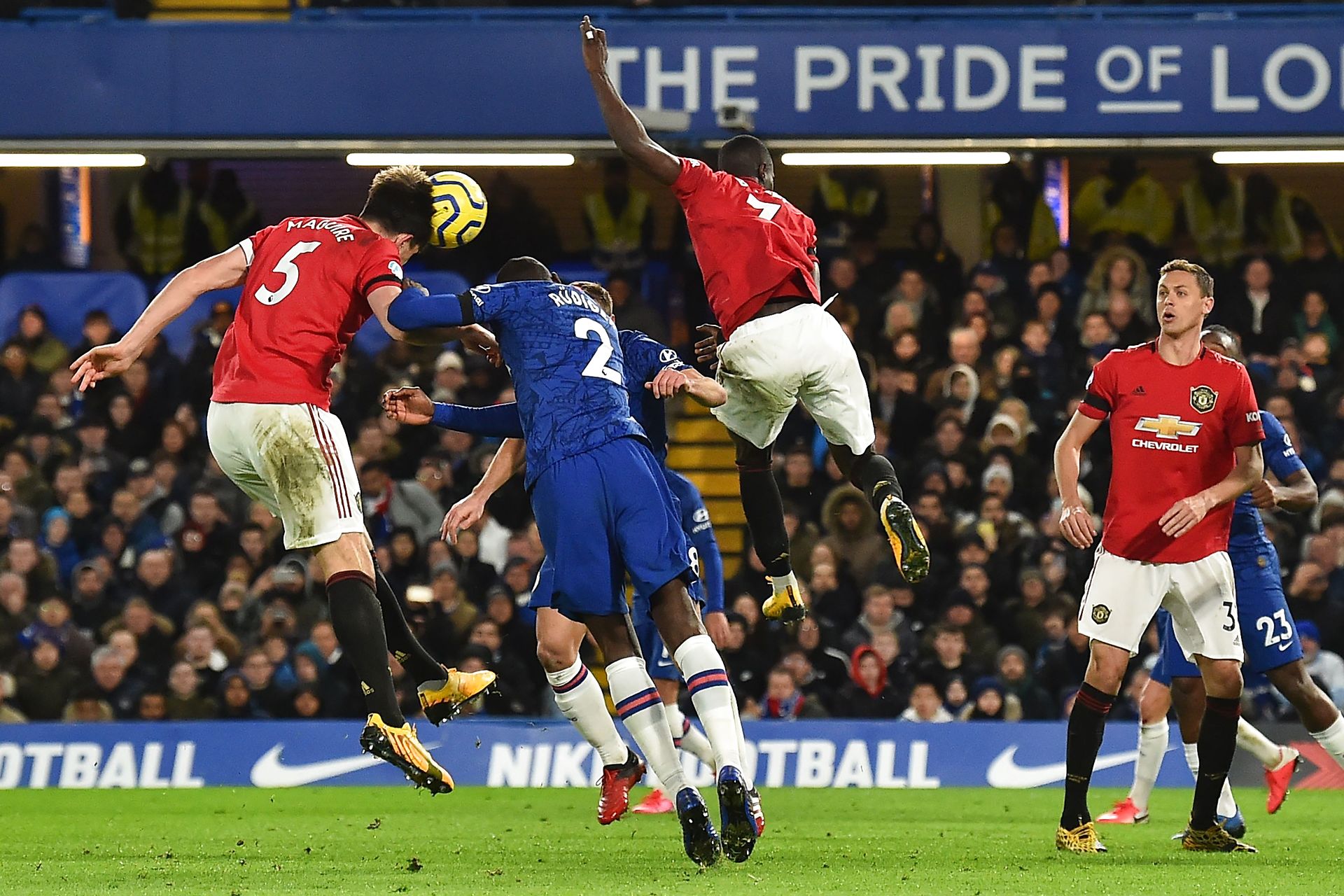 Manchester United sejrede på Stamford Bridge i stort VAR-drama