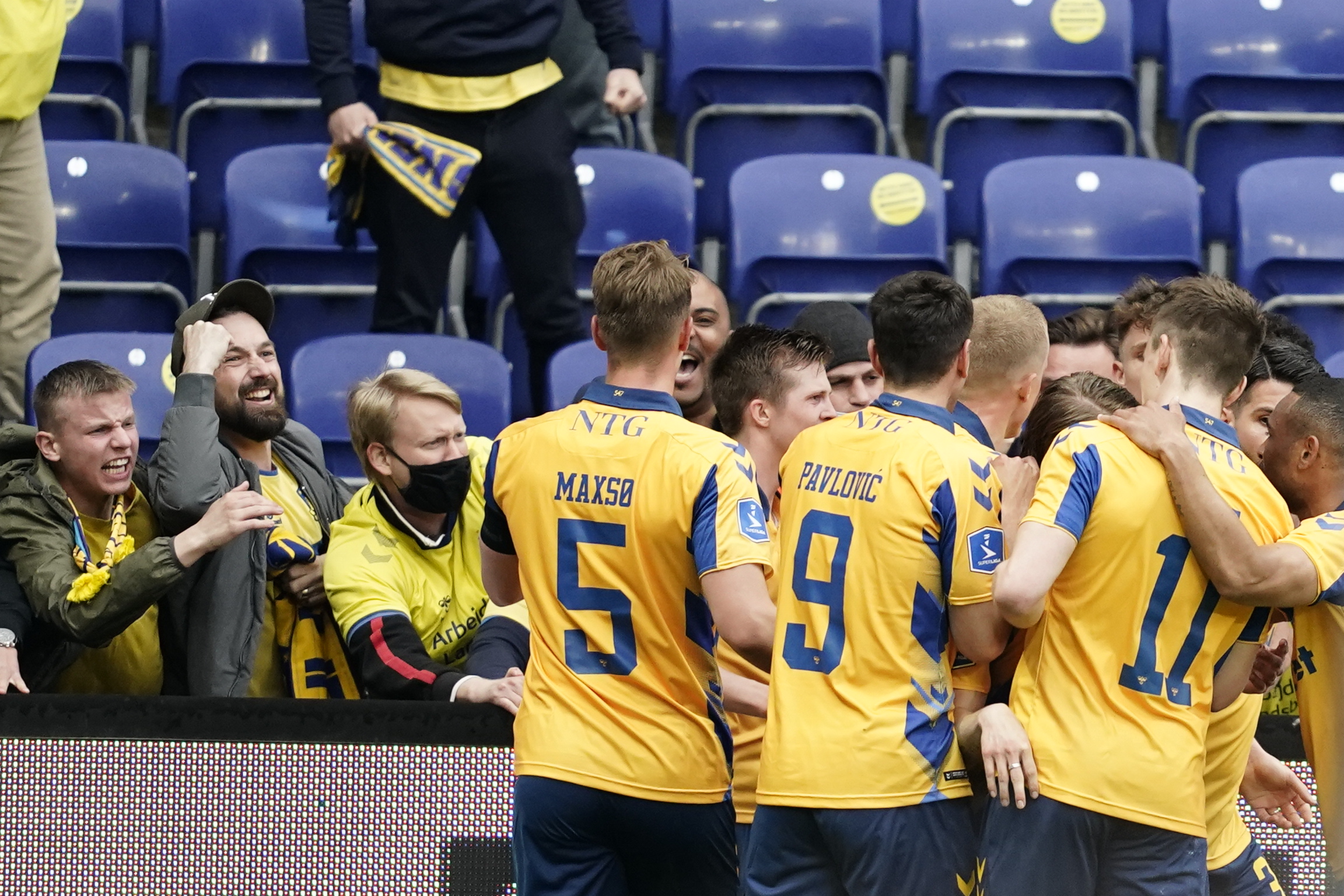 Simon Hedlund sparker Brøndby på 2-1 i guldbraget | Footy.dk
