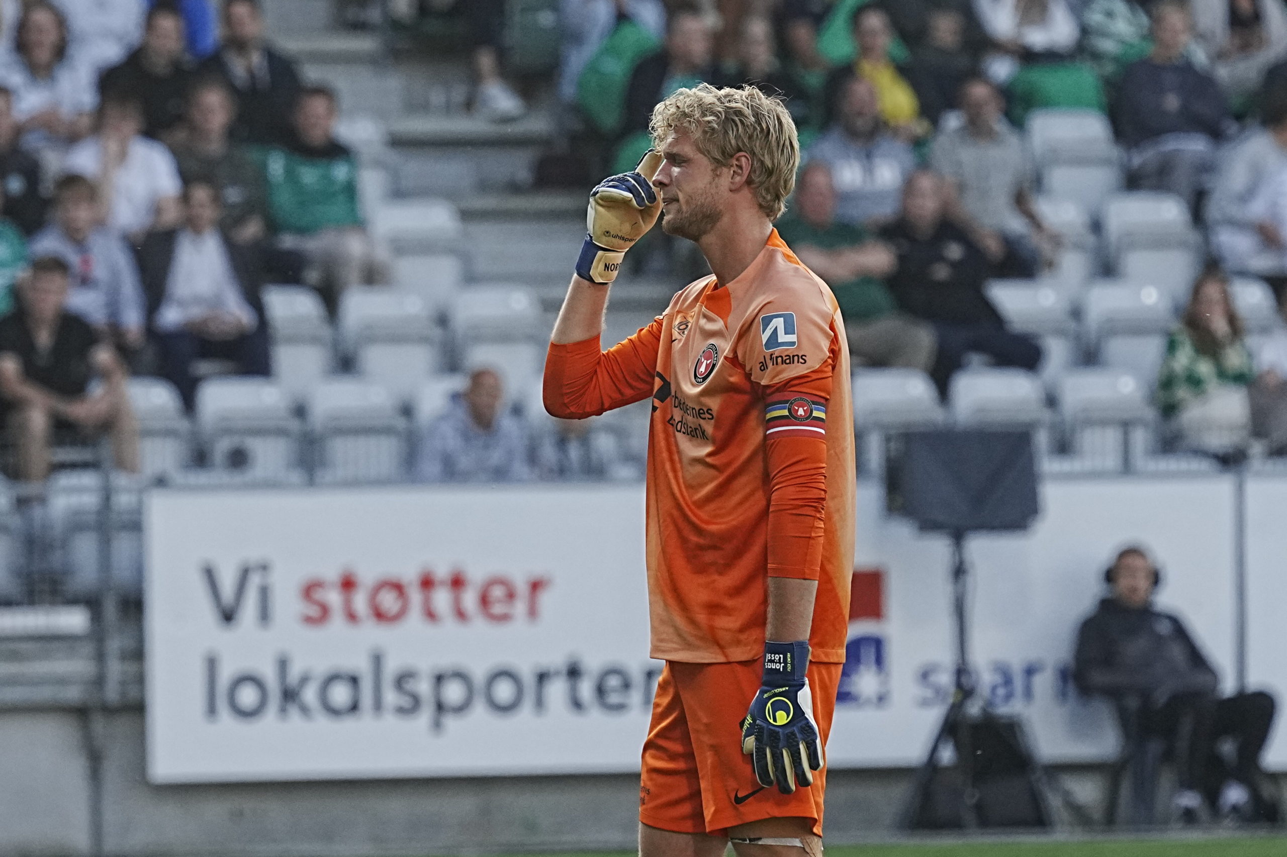 Skandaløse scener: Viborg-fans kaster kanonslag efter Jonas Lössl ... Skandaløse scener: Viborg-fans kaster kanonslag efter Jonas Lössl ...